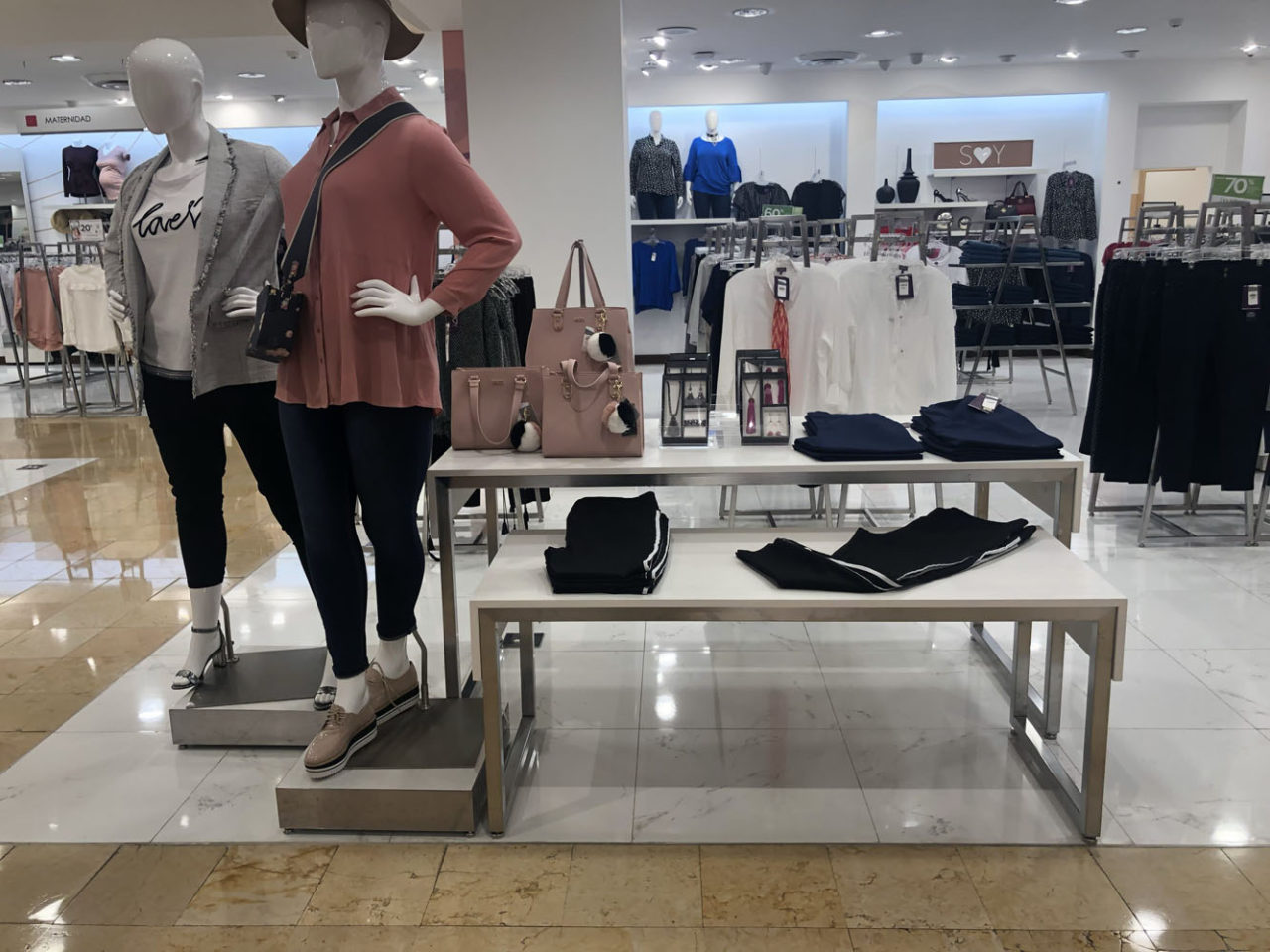 EXHIBIDORES DE ROPA | MasDisplay Fabricación de Mobiliario